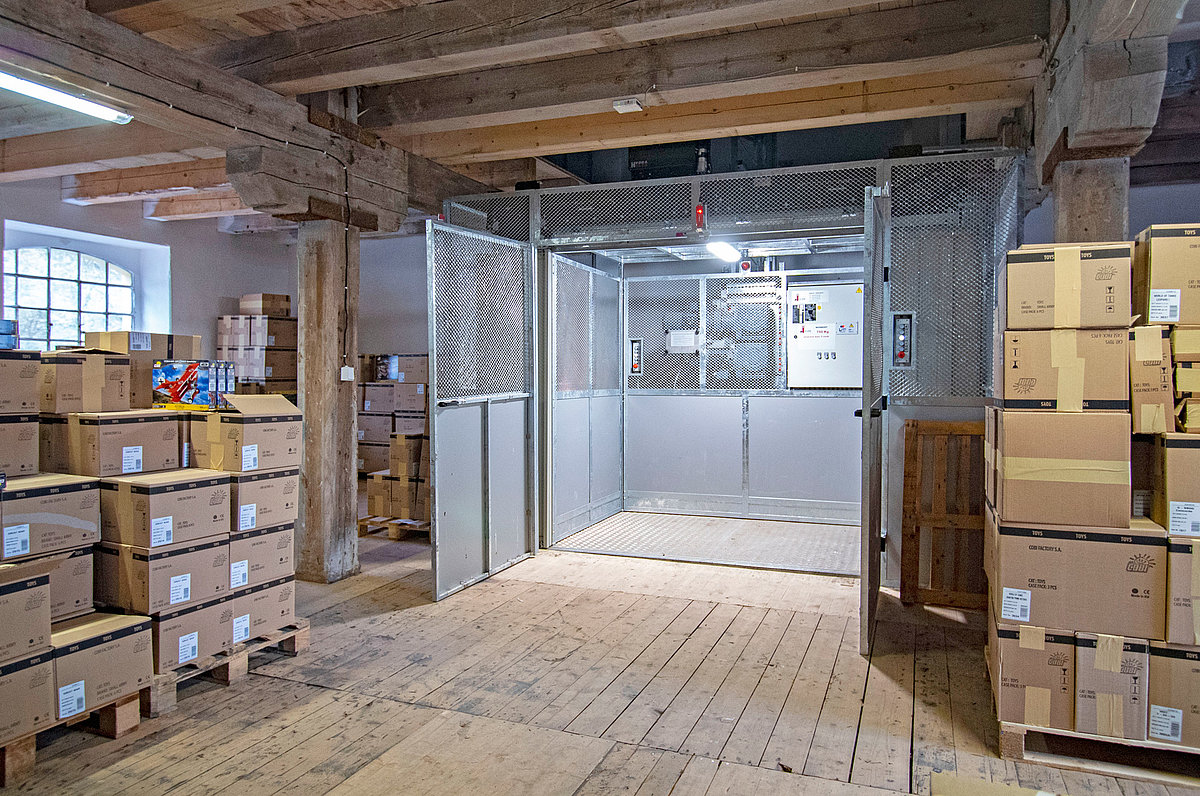 Warehouse lifts — DE JONG LIFTEN